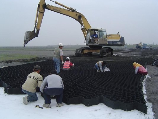 China 50mm-200mm height HDPE Geo geocell driveway soil stablization supplier